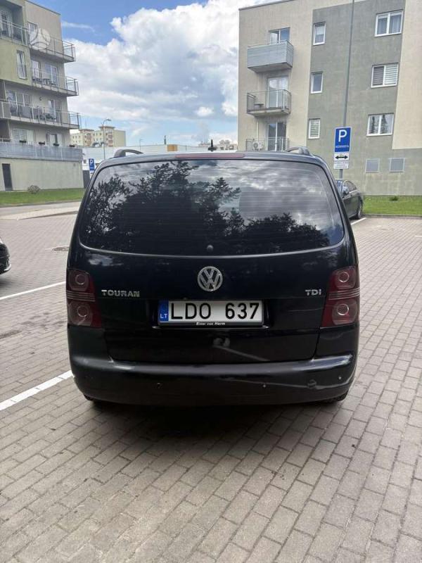 Black Volkswagen Touran 2004 in Marijampole, with an engine capacity of 1.90 L and mileage of 333 thousand km for 1600 €, photo 4 on AUTOMOTO.COM.LV