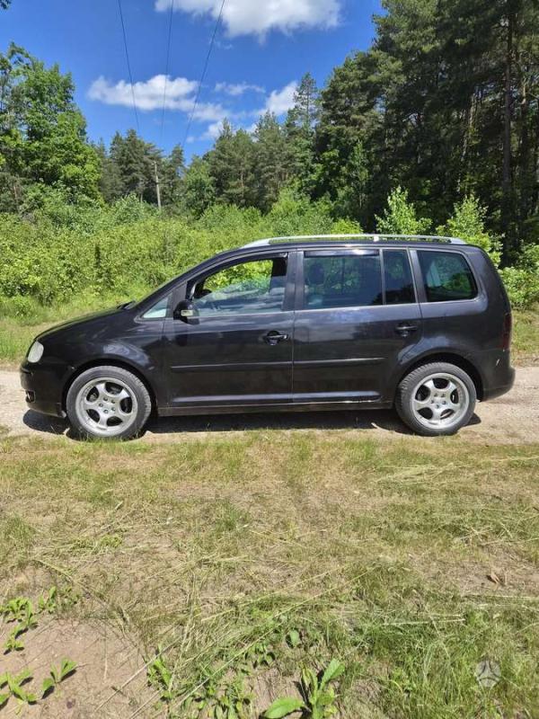 Melns Volkswagen Touran 2004 Kauņa, ar dzinēja tilpumu 1.90 L un nobraukumu 356 tūkst. km par 1999 €, foto 3 vietnē AUTOMOTO.COM.LV