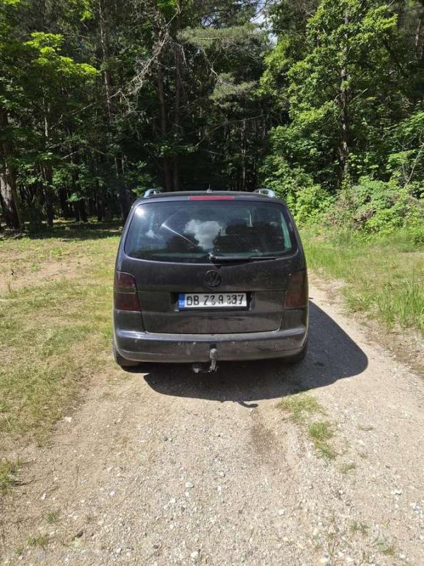 Melns Volkswagen Touran 2004 Kauņa, ar dzinēja tilpumu 1.90 L un nobraukumu 356 tūkst. km par 1999 €, foto 5 vietnē AUTOMOTO.COM.LV