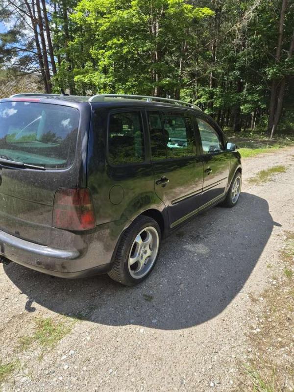 Melns Volkswagen Touran 2004 Kauņa, ar dzinēja tilpumu 1.90 L un nobraukumu 356 tūkst. km par 1999 €, foto 6 vietnē AUTOMOTO.COM.LV