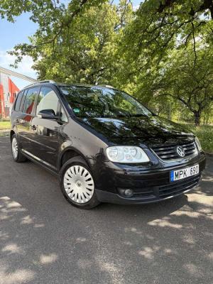 Melns Volkswagen Touran 2004 Alīta, ar dzinēja tilpumu 1.97 L un nobraukumu 360 tūkst. km par 2200 €, foto  vietnē AUTOMOTO.COM.LV