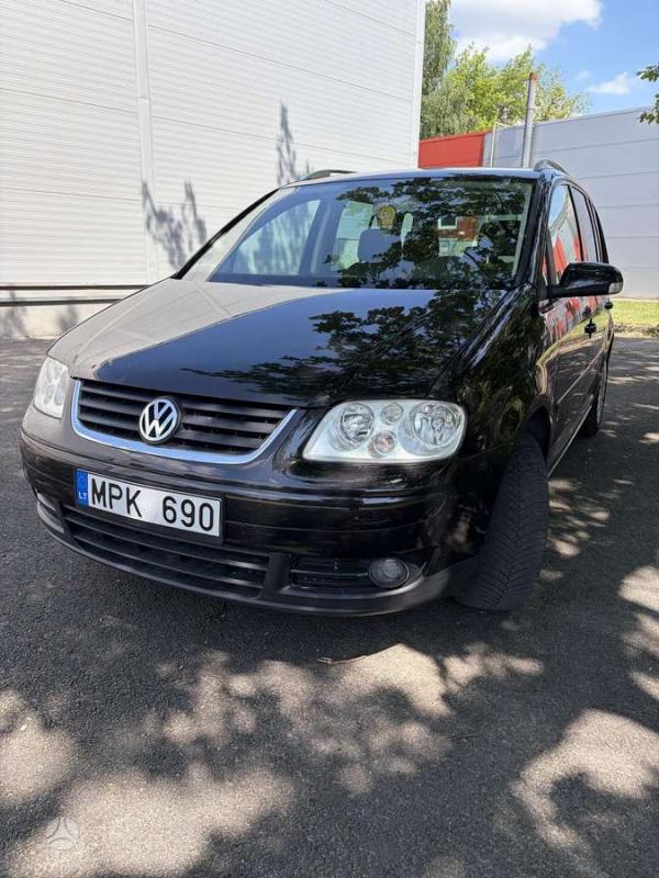Melns Volkswagen Touran 2004 Alīta, ar dzinēja tilpumu 1.97 L un nobraukumu 360 tūkst. km par 2200 €, foto 3 vietnē AUTOMOTO.COM.LV