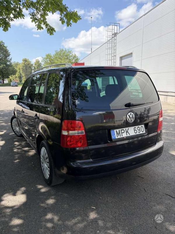 Melns Volkswagen Touran 2004 Alīta, ar dzinēja tilpumu 1.97 L un nobraukumu 360 tūkst. km par 2200 €, foto 5 vietnē AUTOMOTO.COM.LV
