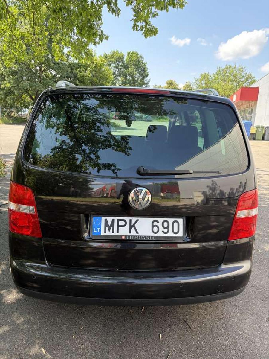 Melns Volkswagen Touran 2004 Alīta, ar dzinēja tilpumu 1.97 L un nobraukumu 360 tūkst. km par 2200 €, foto 8 vietnē AUTOMOTO.COM.LV
