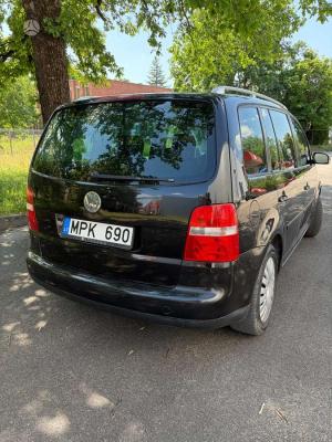 Melns Volkswagen Touran 2004 Alīta, ar dzinēja tilpumu 1.97 L un nobraukumu 360 tūkst. km par 2200 €, foto 9 vietnē AUTOMOTO.COM.LV