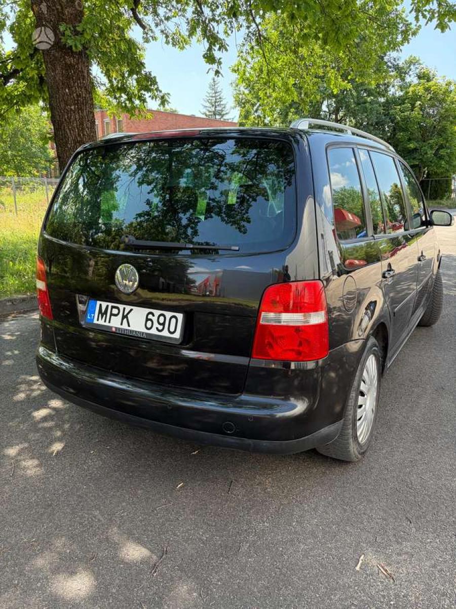 Melns Volkswagen Touran 2004 Alīta, ar dzinēja tilpumu 1.97 L un nobraukumu 360 tūkst. km par 2200 €, foto 9 vietnē AUTOMOTO.COM.LV