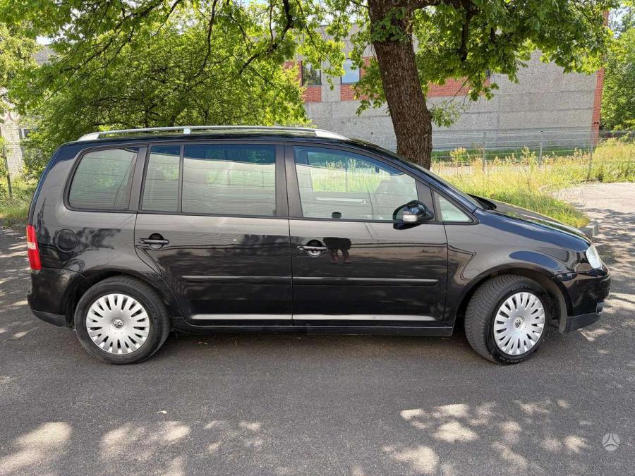 Melns Volkswagen Touran 2004 Alīta, ar dzinēja tilpumu 1.97 L un nobraukumu 360 tūkst. km par 2200 €, foto 11 vietnē AUTOMOTO.COM.LV