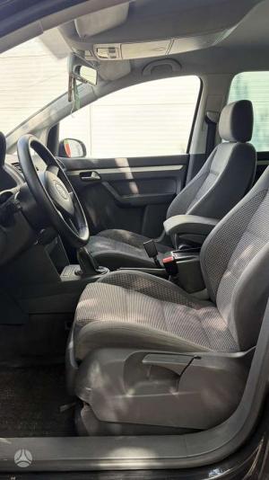 Melns Volkswagen Touran 2004 Alīta, ar dzinēja tilpumu 1.97 L un nobraukumu 360 tūkst. km par 2200 €, foto 13 vietnē AUTOMOTO.COM.LV