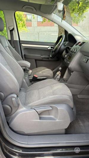Melns Volkswagen Touran 2004 Alīta, ar dzinēja tilpumu 1.97 L un nobraukumu 360 tūkst. km par 2200 €, foto 14 vietnē AUTOMOTO.COM.LV