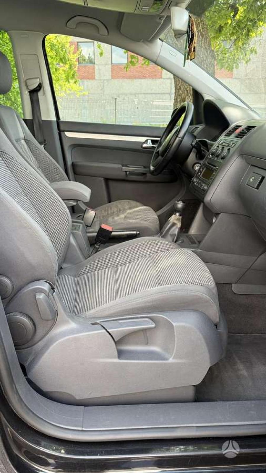 Melns Volkswagen Touran 2004 Alīta, ar dzinēja tilpumu 1.97 L un nobraukumu 360 tūkst. km par 2200 €, foto 14 vietnē AUTOMOTO.COM.LV