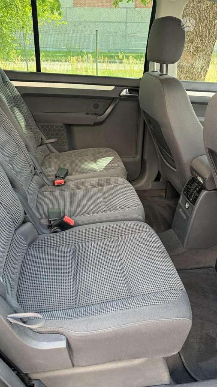 Melns Volkswagen Touran 2004 Alīta, ar dzinēja tilpumu 1.97 L un nobraukumu 360 tūkst. km par 2200 €, foto 15 vietnē AUTOMOTO.COM.LV