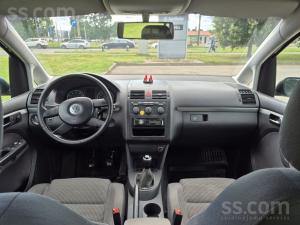 Black Volkswagen Touran 2004 in Riga, with an engine capacity of 1.60 L and mileage of 290 thousand km for 2200 €, photo 8 on AUTOMOTO.COM.LV