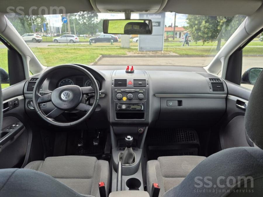 Black Volkswagen Touran 2004 in Riga, with an engine capacity of 1.60 L and mileage of 290 thousand km for 2200 €, photo 8 on AUTOMOTO.COM.LV