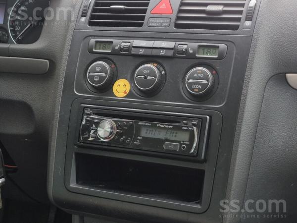 Melns Volkswagen Touran 2004 Rīga, ar dzinēja tilpumu 1.60 L un nobraukumu 290 tūkst. km par 2200 €, foto 8 vietnē AUTOMOTO.COM.LV