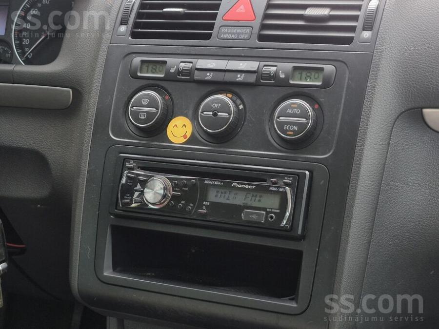 Black Volkswagen Touran 2004 in Riga, with an engine capacity of 1.60 L and mileage of 290 thousand km for 2200 €, photo 9 on AUTOMOTO.COM.LV