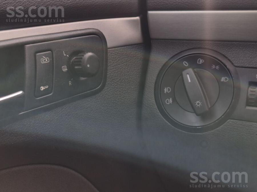 Black Volkswagen Touran 2004 in Riga, with an engine capacity of 1.60 L and mileage of 290 thousand km for 2200 €, photo 11 on AUTOMOTO.COM.LV