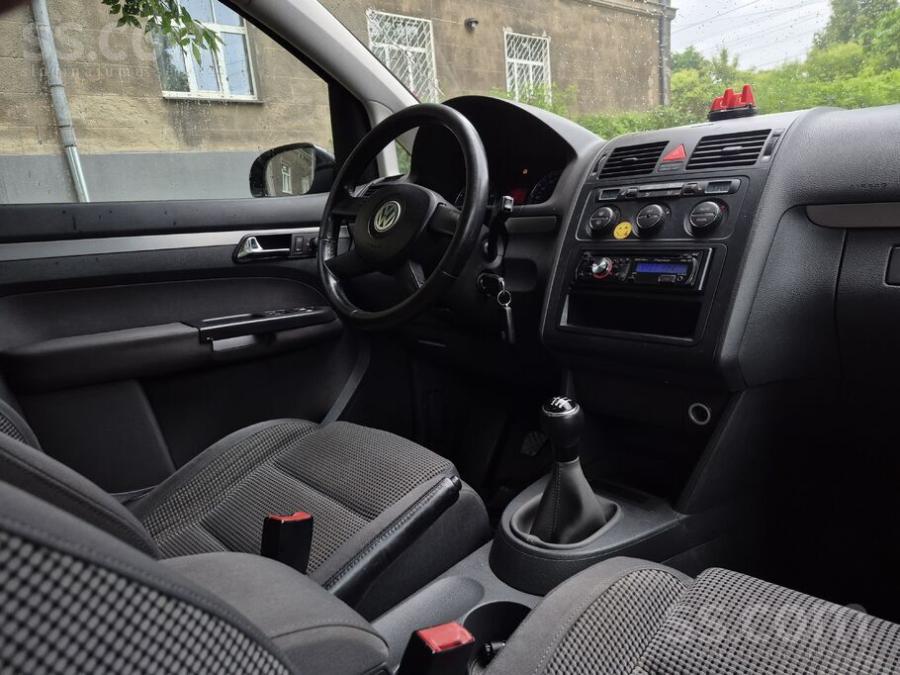 Black Volkswagen Touran 2004 in Riga, with an engine capacity of 1.60 L and mileage of 290 thousand km for 2200 €, photo 20 on AUTOMOTO.COM.LV
