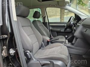 Black Volkswagen Touran 2004 in Riga, with an engine capacity of 1.60 L and mileage of 290 thousand km for 2200 €, photo 21 on AUTOMOTO.COM.LV