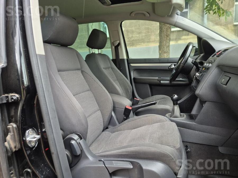 Black Volkswagen Touran 2004 in Riga, with an engine capacity of 1.60 L and mileage of 290 thousand km for 2200 €, photo 21 on AUTOMOTO.COM.LV
