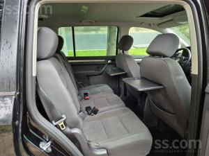 Black Volkswagen Touran 2004 in Riga, with an engine capacity of 1.60 L and mileage of 290 thousand km for 2200 €, photo 22 on AUTOMOTO.COM.LV