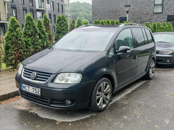 Black Volkswagen Touran 2004 in Vilnius, with an engine capacity of 1.97 L and mileage of 390 thousand km for 900 €, photo 1 on AUTOMOTO.COM.LV