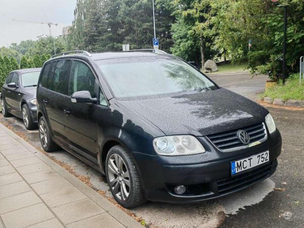 Black Volkswagen Touran 2004 in Vilnius, with an engine capacity of 1.97 L and mileage of 390 thousand km for 900 €, photo 3 on AUTOMOTO.COM.LV