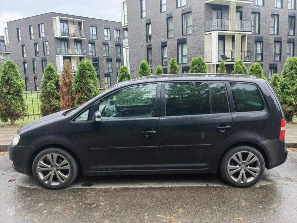 Black Volkswagen Touran 2004 in Vilnius, with an engine capacity of 1.97 L and mileage of 390 thousand km for 900 €, photo 4 on AUTOMOTO.COM.LV