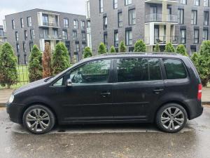 Melns Volkswagen Touran 2004 Viļņa, ar dzinēja tilpumu 1.97 L un nobraukumu 390 tūkst. km par 900 €, foto 5 vietnē AUTOMOTO.COM.LV