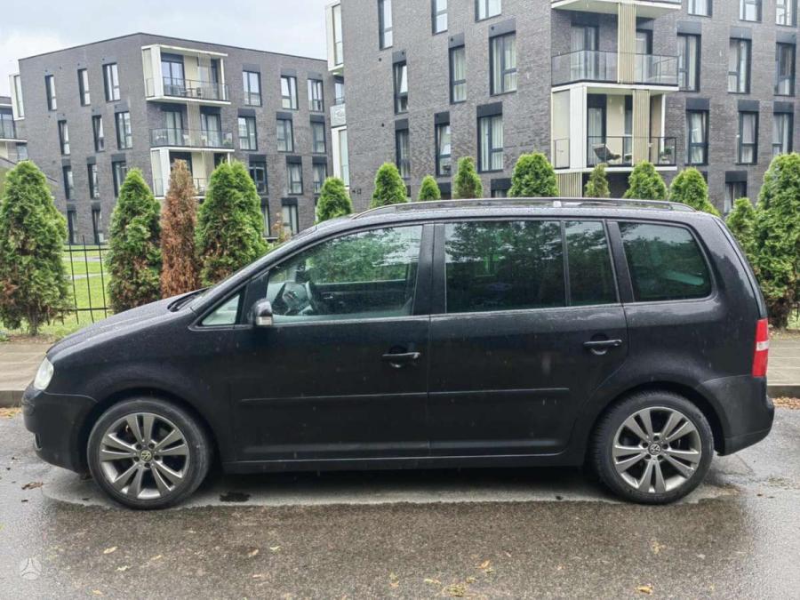 Melns Volkswagen Touran 2004 Viļņa, ar dzinēja tilpumu 1.97 L un nobraukumu 390 tūkst. km par 900 €, foto 5 vietnē AUTOMOTO.COM.LV