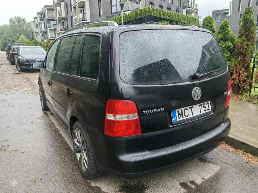 Melns Volkswagen Touran 2004 Viļņa, ar dzinēja tilpumu 1.97 L un nobraukumu 390 tūkst. km par 900 €, foto 6 vietnē AUTOMOTO.COM.LV