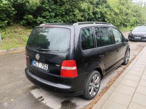 Melns Volkswagen Touran 2004 Viļņa, ar dzinēja tilpumu 1.97 L un nobraukumu 390 tūkst. km par 900 €, foto 7 vietnē AUTOMOTO.COM.LV