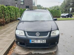 Melns Volkswagen Touran 2004 Viļņa, ar dzinēja tilpumu 1.97 L un nobraukumu 390 tūkst. km par 900 €, foto 8 vietnē AUTOMOTO.COM.LV