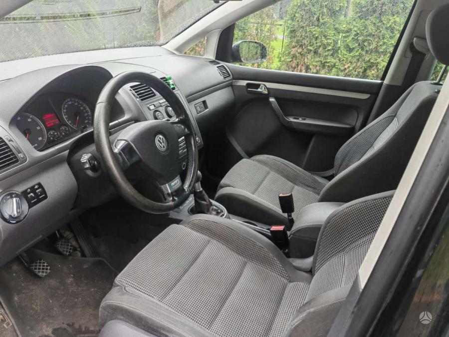 Melns Volkswagen Touran 2004 Viļņa, ar dzinēja tilpumu 1.97 L un nobraukumu 390 tūkst. km par 900 €, foto 10 vietnē AUTOMOTO.COM.LV