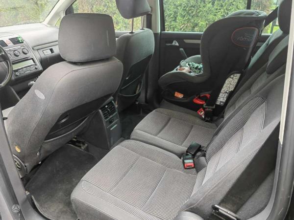Black Volkswagen Touran 2004 in Vilnius, with an engine capacity of 1.97 L and mileage of 390 thousand km for 900 €, photo 10 on AUTOMOTO.COM.LV