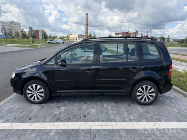 Black Volkswagen Touran 2004 in Jelgava, with an engine capacity of 1.90 L and mileage of 315 thousand km for 1800 €, photo 3 on AUTOMOTO.COM.LV