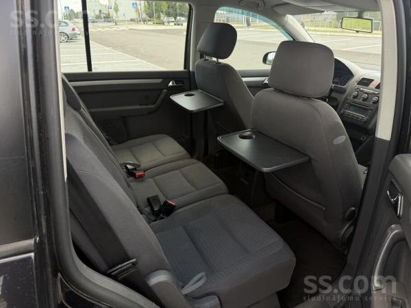 Black Volkswagen Touran 2004 in Jelgava, with an engine capacity of 1.90 L and mileage of 315 thousand km for 1800 €, photo 8 on AUTOMOTO.COM.LV