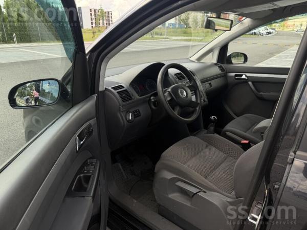 Black Volkswagen Touran 2004 in Jelgava, with an engine capacity of 1.90 L and mileage of 315 thousand km for 1800 €, photo 10 on AUTOMOTO.COM.LV