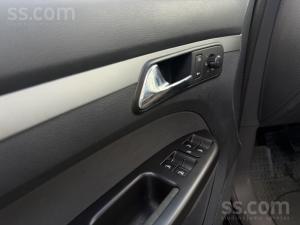 Melns Volkswagen Touran 2004 Jelgava, ar dzinēja tilpumu 1.90 L un nobraukumu 315 tūkst. km par 1800 €, foto 12 vietnē AUTOMOTO.COM.LV