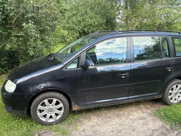 Black Volkswagen Touran 2004 in Tukums, with an engine capacity of 1.90 L and mileage of 278 thousand km for 650 €, photo 2 on AUTOMOTO.COM.LV
