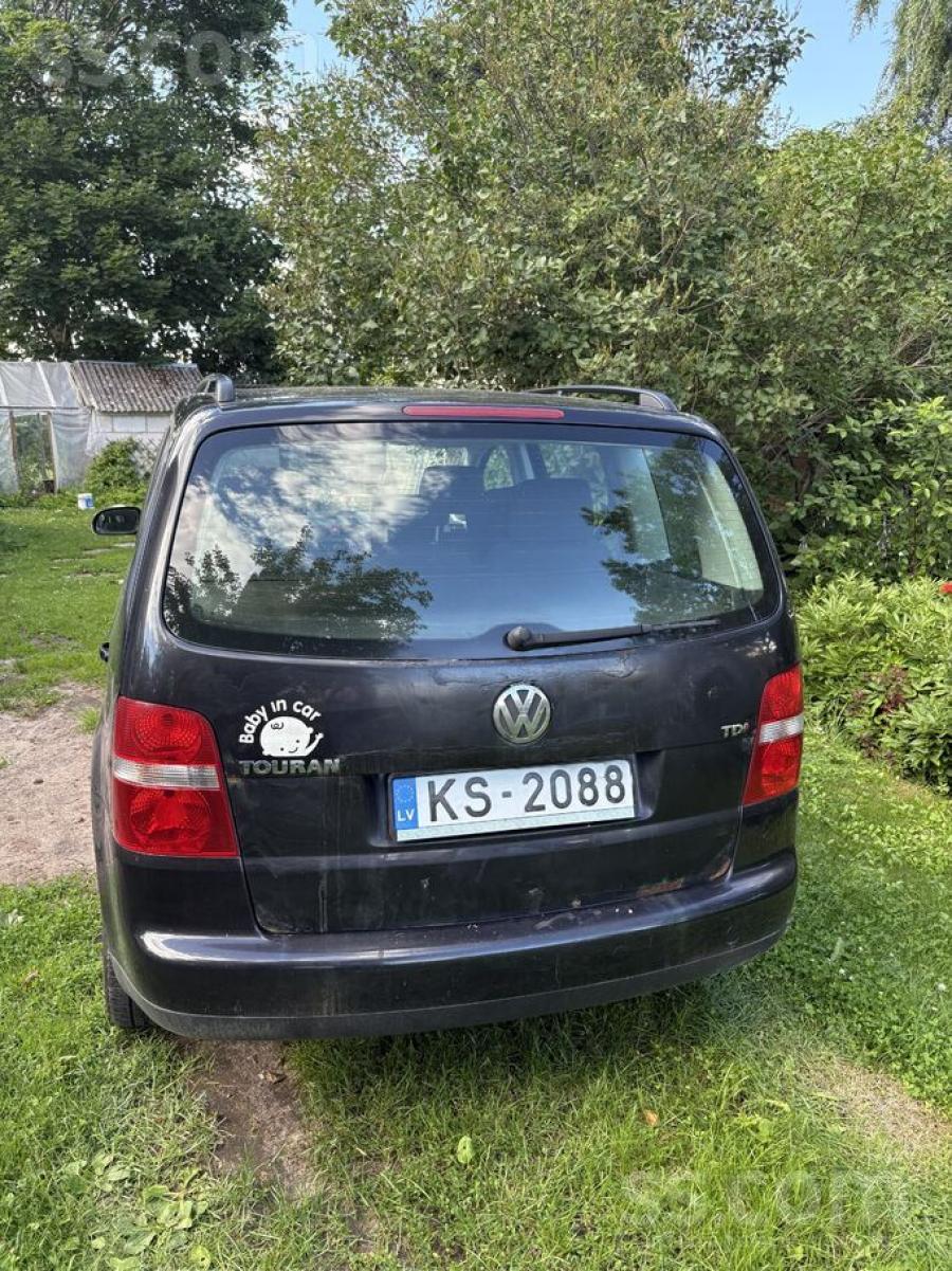 Black Volkswagen Touran 2004 in Tukums, with an engine capacity of 1.90 L and mileage of 278 thousand km for 650 €, photo 4 on AUTOMOTO.COM.LV