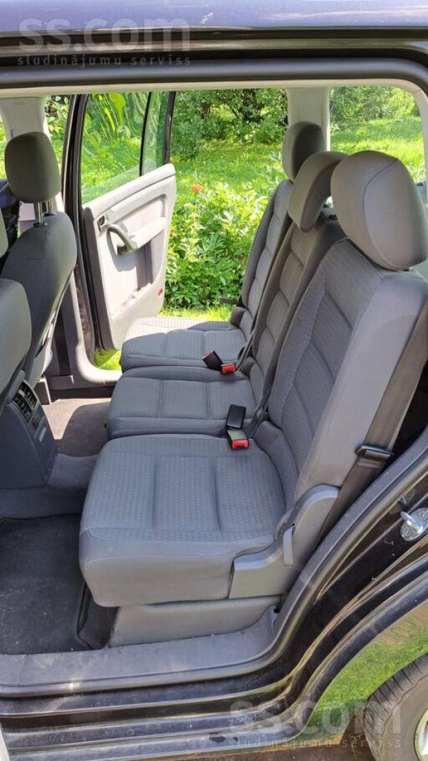 Black Volkswagen Touran 2004 in Tukums, with an engine capacity of 1.90 L and mileage of 278 thousand km for 650 €, photo 6 on AUTOMOTO.COM.LV