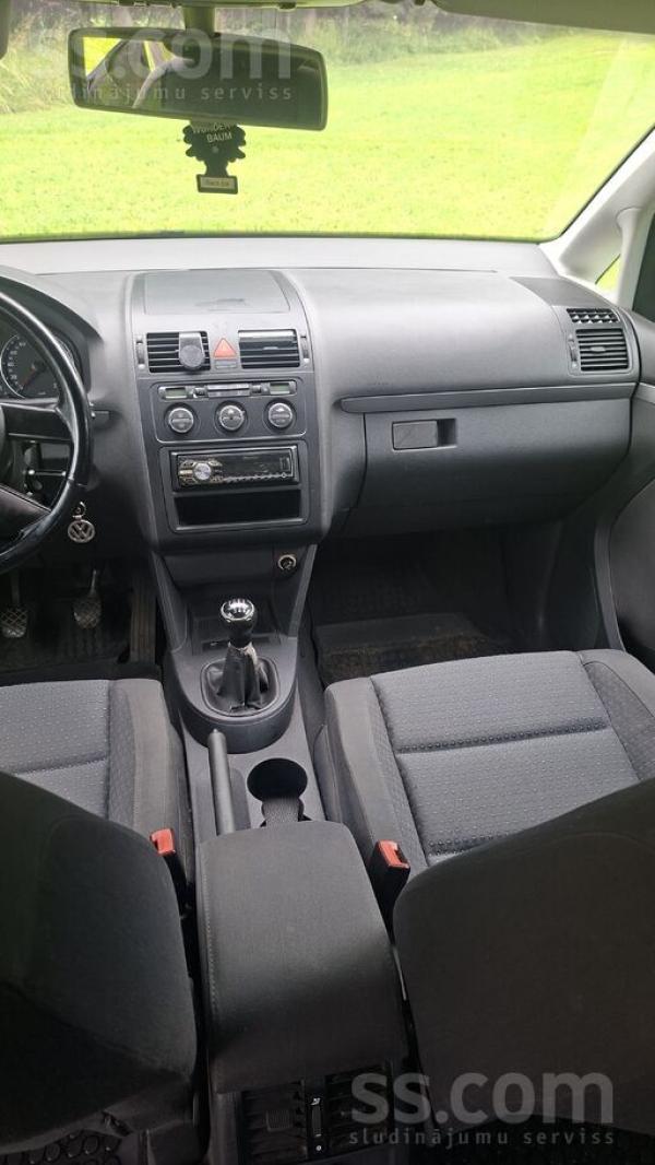 Black Volkswagen Touran 2004 in Rezekne, with an engine capacity of 1.90 L and mileage of 304 thousand km for 1700 €, photo 2 on AUTOMOTO.COM.LV