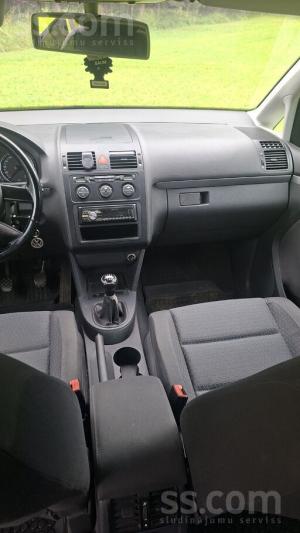 Melns Volkswagen Touran 2004 Rēzekne, ar dzinēja tilpumu 1.90 L un nobraukumu 304 tūkst. km par 1700 €, foto 3 vietnē AUTOMOTO.COM.LV