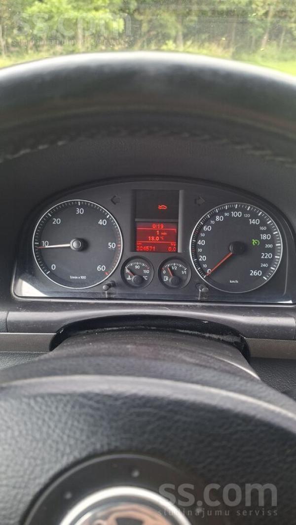 Black Volkswagen Touran 2004 in Rezekne, with an engine capacity of 1.90 L and mileage of 304 thousand km for 1700 €, photo 3 on AUTOMOTO.COM.LV