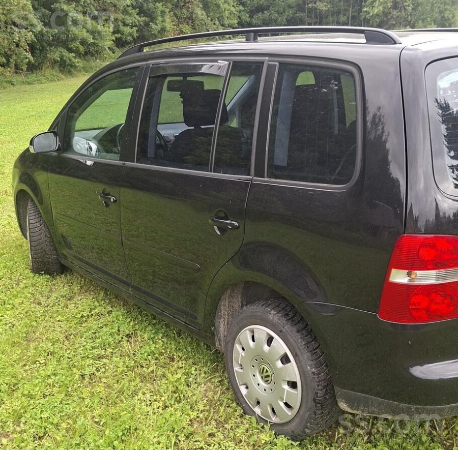 Melns Volkswagen Touran 2004 Rēzekne, ar dzinēja tilpumu 1.90 L un nobraukumu 304 tūkst. km par 1700 €, foto 5 vietnē AUTOMOTO.COM.LV