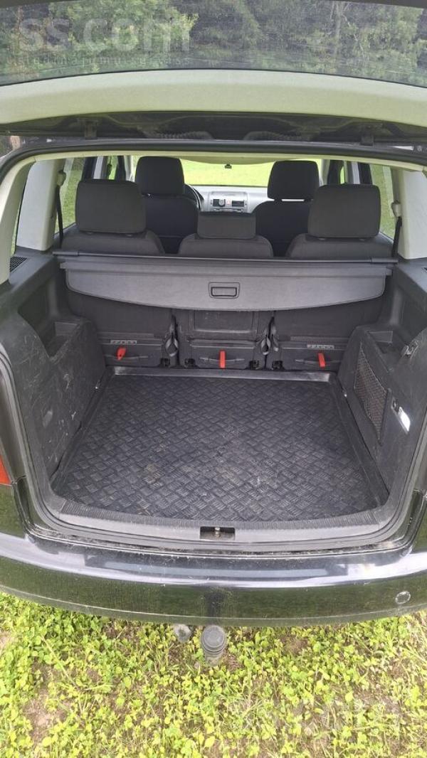 Black Volkswagen Touran 2004 in Rezekne, with an engine capacity of 1.90 L and mileage of 304 thousand km for 1700 €, photo 5 on AUTOMOTO.COM.LV