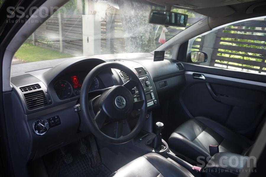 Melns Volkswagen Touran 2004 Jūrmala, ar dzinēja tilpumu 2.00 L un nobraukumu 373 tūkst. km par 799 €, foto 12 vietnē AUTOMOTO.COM.LV