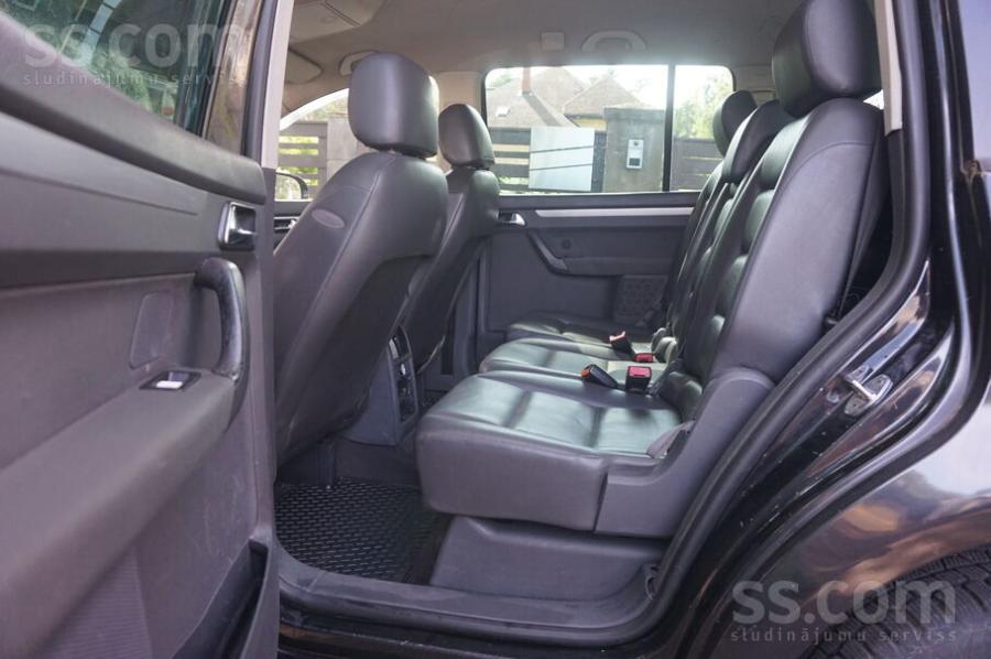 Melns Volkswagen Touran 2004 Jūrmala, ar dzinēja tilpumu 2.00 L un nobraukumu 373 tūkst. km par 799 €, foto 14 vietnē AUTOMOTO.COM.LV