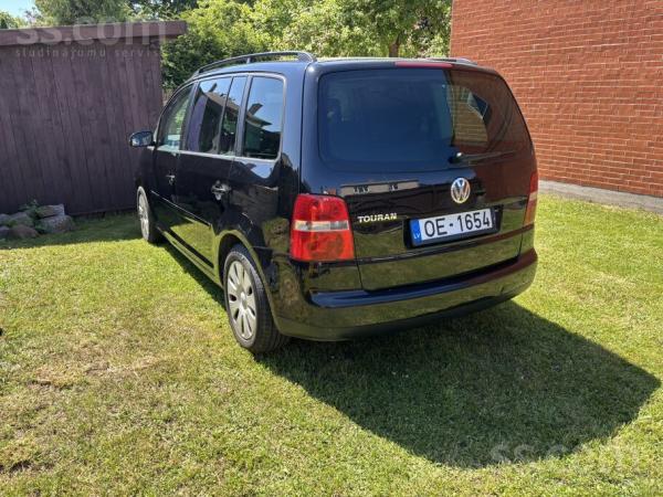 Melns Volkswagen Touran 2004 Liepāja, ar dzinēja tilpumu 1.60 L un nobraukumu 227 tūkst. km par 2200 €, foto 2 vietnē AUTOMOTO.COM.LV