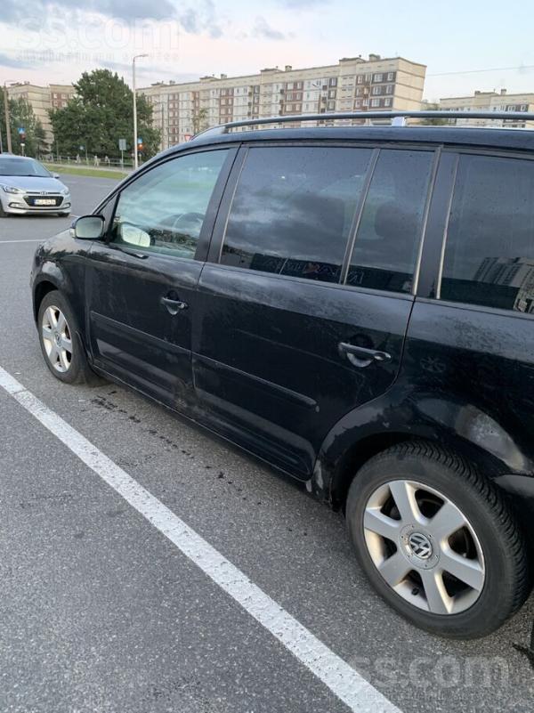Melns Volkswagen Touran 2004 Rīga, ar dzinēja tilpumu 2.00 L un nobraukumu 390 tūkst. km par 740 €, foto 6 vietnē AUTOMOTO.COM.LV